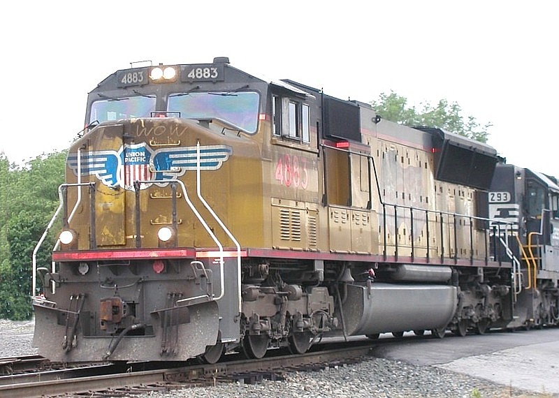 UP 4883 SD70M NS LINE